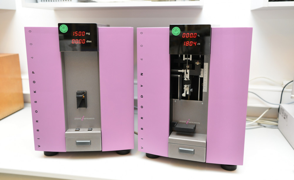 Instrument for the measurement of fineness and tensile properties of ...